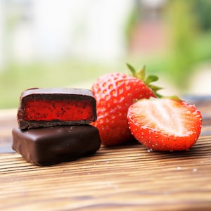 Chocolate Covered Strawberry Jelly Candy, 16-piece Box, 300 G 10.5oz ...
