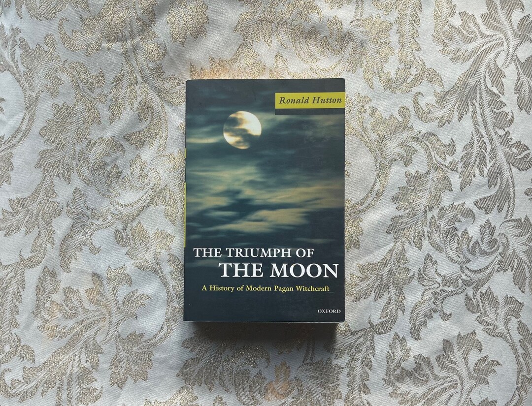 The Triumph of the Moon: A History of Modern Pagan Witchcraft | Ronald ...