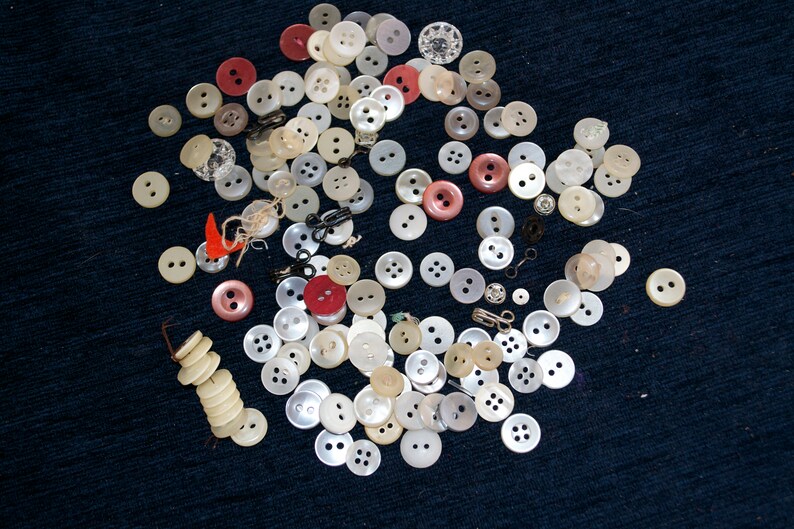 Colección de 137 pequeños botones vintage que incluyen un montón de ...
