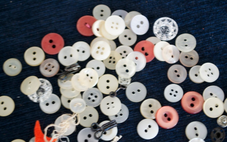 Colección de 137 pequeños botones vintage que incluyen un montón de ...