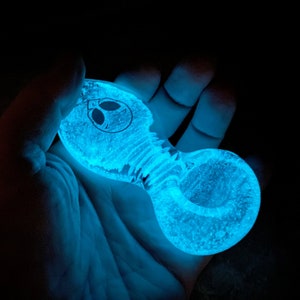 The Chubby Alien Flat Stem Pipe, Alien Head Pipe, Glow in the Dark ...