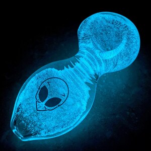 The Chubby Alien Flat Stem Pipe, Alien Head Pipe, Glow in the Dark ...