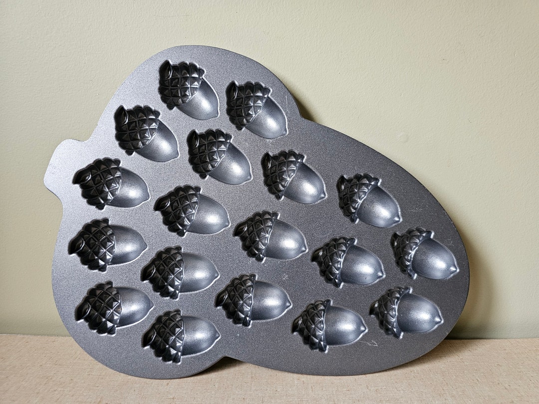 Vintage Nordicware Acorn Cakelet Pan, Heavy Duty, Hold 18 Mini Acorn ...