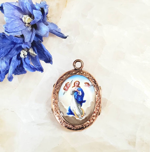 French 19th century porcelain Virgin Mary locket . - Gem
