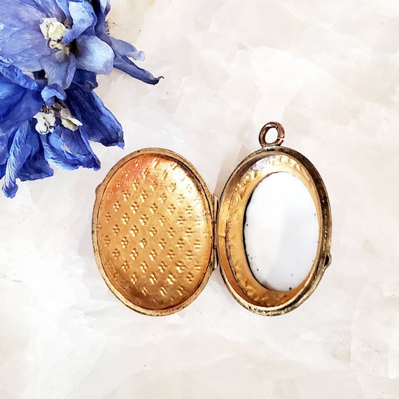 French 19th century porcelain Virgin Mary locket . - Gem