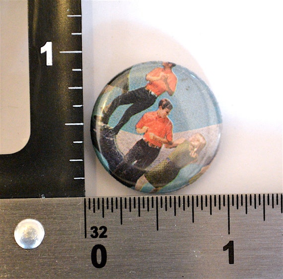 Retro 1960s couple/friends dancing metal button/pin, … - Gem