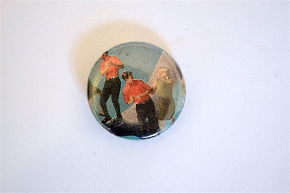 Retro 1960s couple/friends dancing metal button/pin, … - Gem