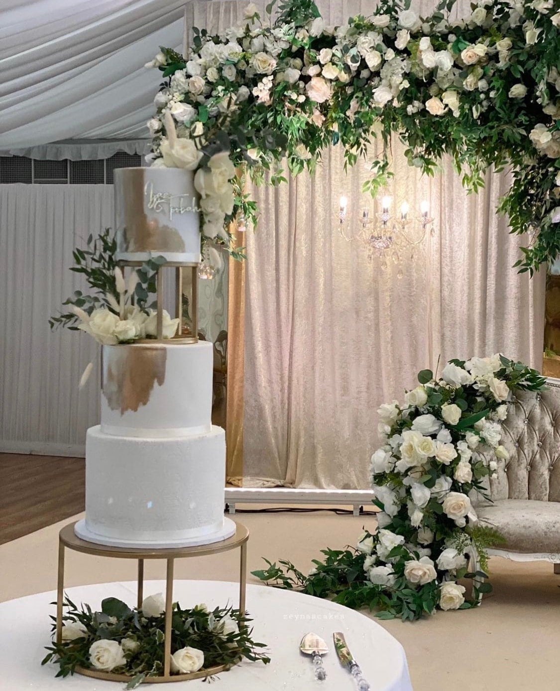 Round Plinth - Large Metal Cake Stand - 14" Gold Cake Platform - Black ...