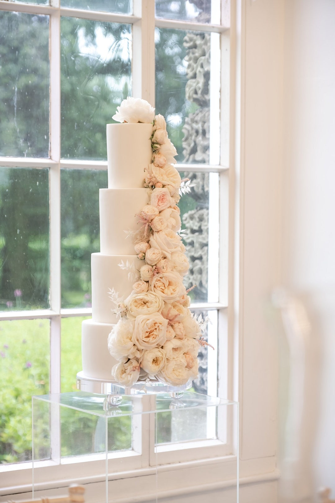 Ultra Polished Acrylic Footed Cake Stand - Acrylic Cake Plinth ...