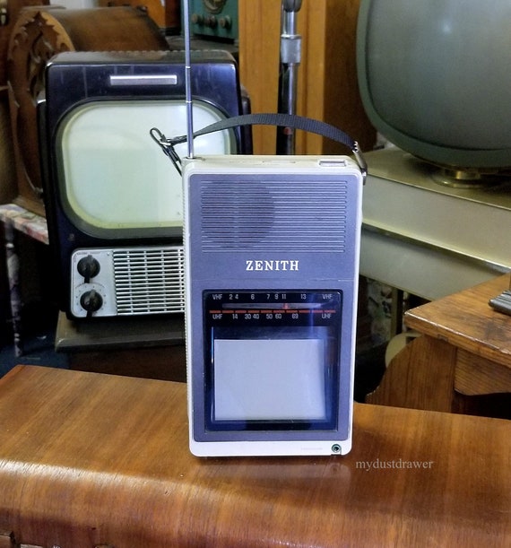 Vintage 1985 ZENITH portable TV BTO445 with antenna Hand Held | Etsy