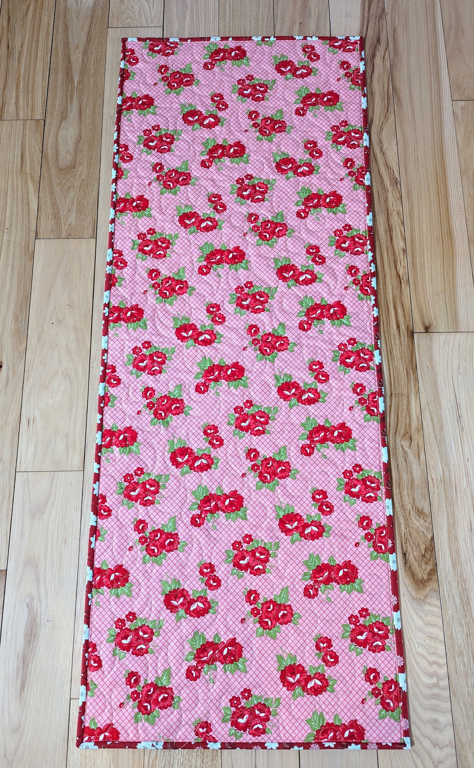 Red and Green Quilted Table Runner, Table Runner With Interlocking ...