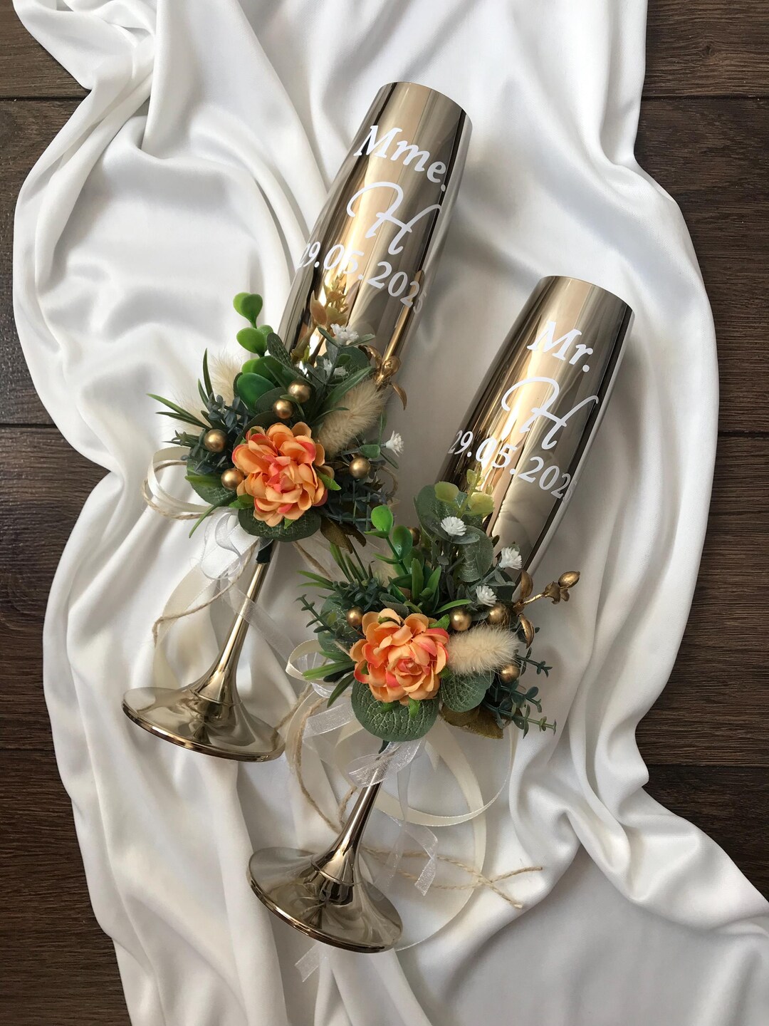 Mr and Mrs сhampagne Flutes, Personalized Wedding Glasses, Custom ...