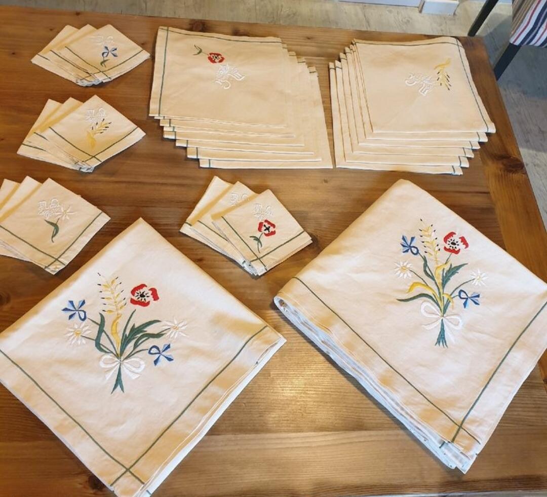 Vintage 1965 Table Linen Complete Set 26 Pieces in Embroidered Linen ...
