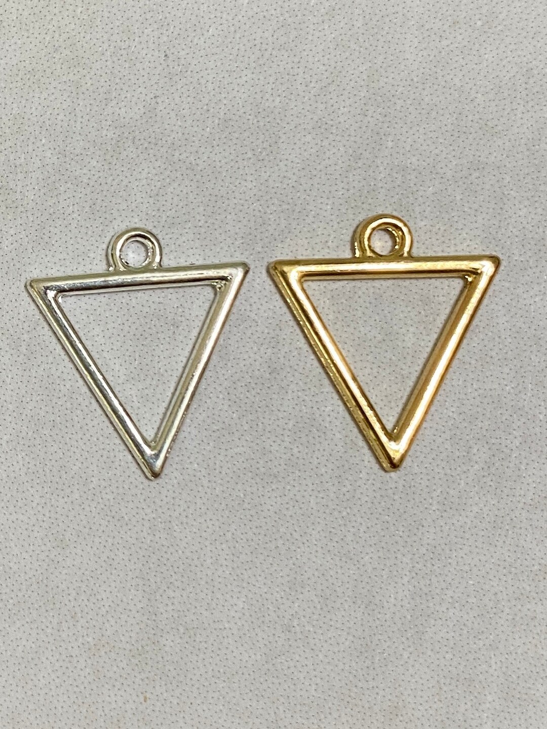 5 Small Gold or Silver Triangle Charm Pendants 16mm (20223-20224) - Etsy