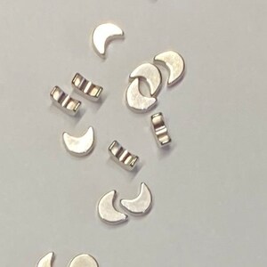 50 Tiny Silver Crescent Moon 7mm X 2.5mm No Holes (21545) - Etsy