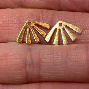 10 Small 15mm Brass Textured Sun Ray Fan Charms (20907) - Etsy