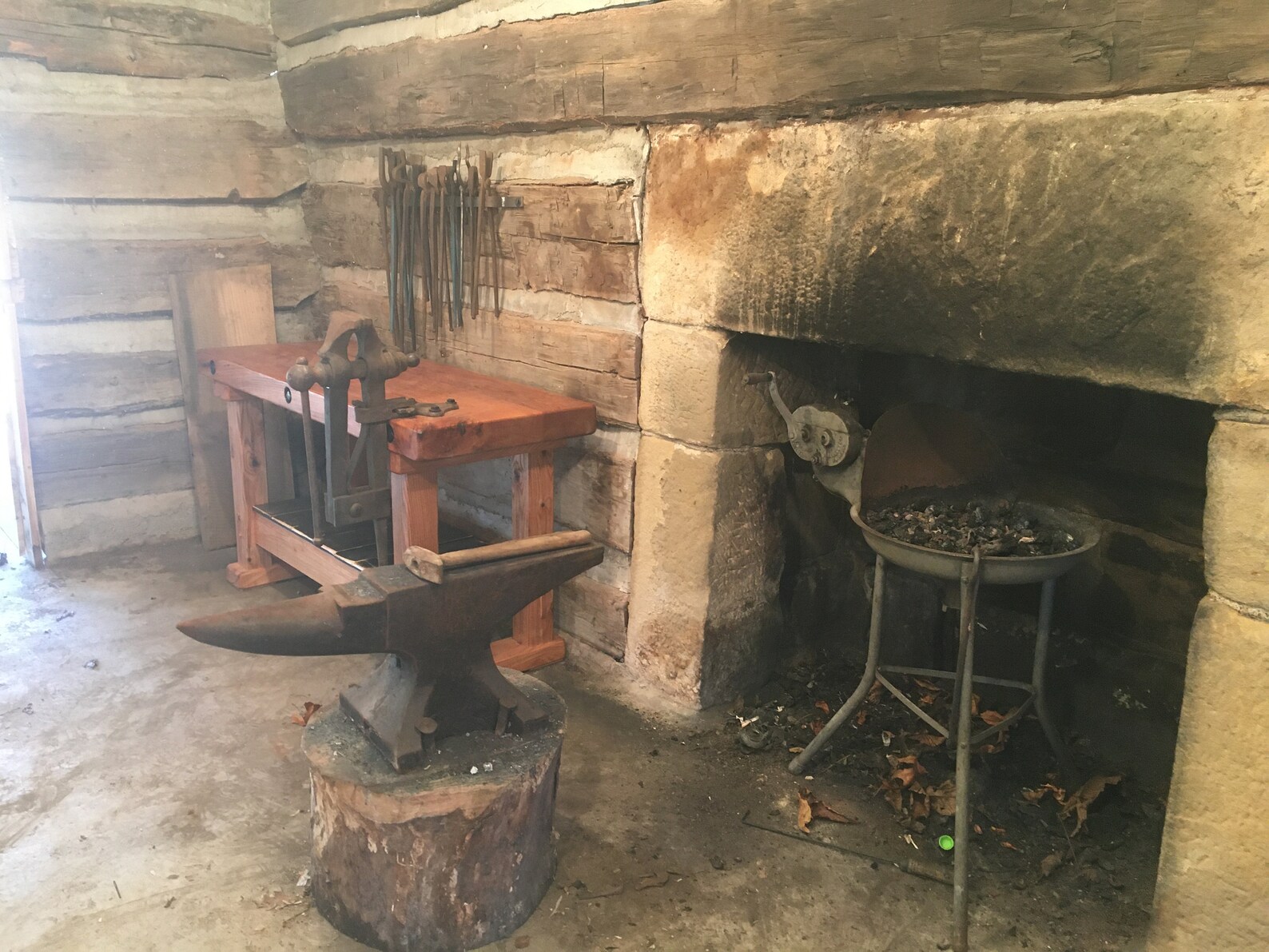 VINTAGE CARPENTER / Blacksmith Workbench - Etsy