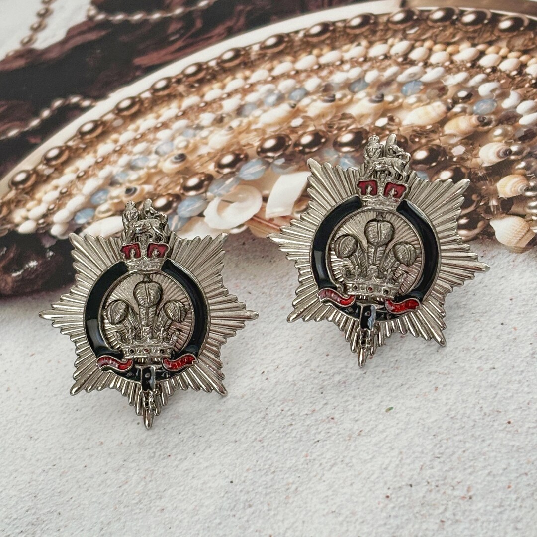 VINTAGE BW Butler & Wilson Clip-on Earrings - Black Red Medal Badge - Etsy