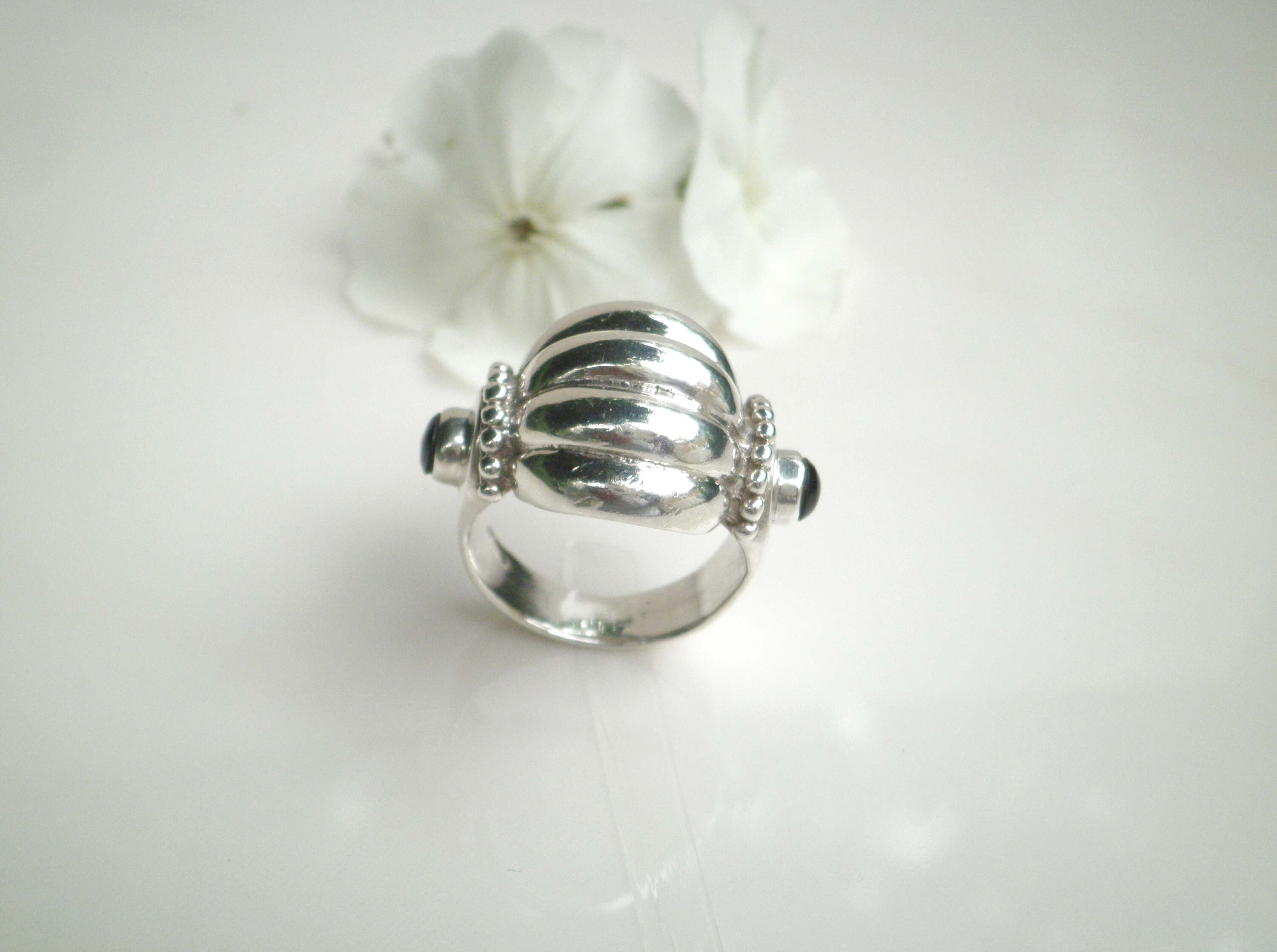 Vintage Signed DSE 925 Sterling Silver Scalloped Ribbed Dome Onyx Ring ...