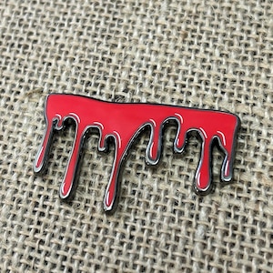 Pin de esmalte de 5 cm de ancho con diseño de Halloween: sangre ...