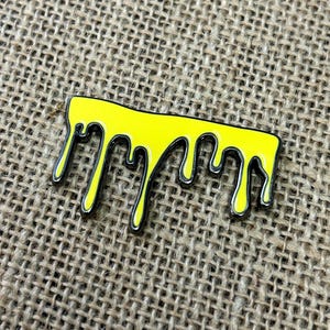 Pin de esmalte de 5 cm de ancho con diseño de Halloween: sangre ...