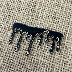 Pin de esmalte de 5 cm de ancho con diseño de Halloween: sangre ...