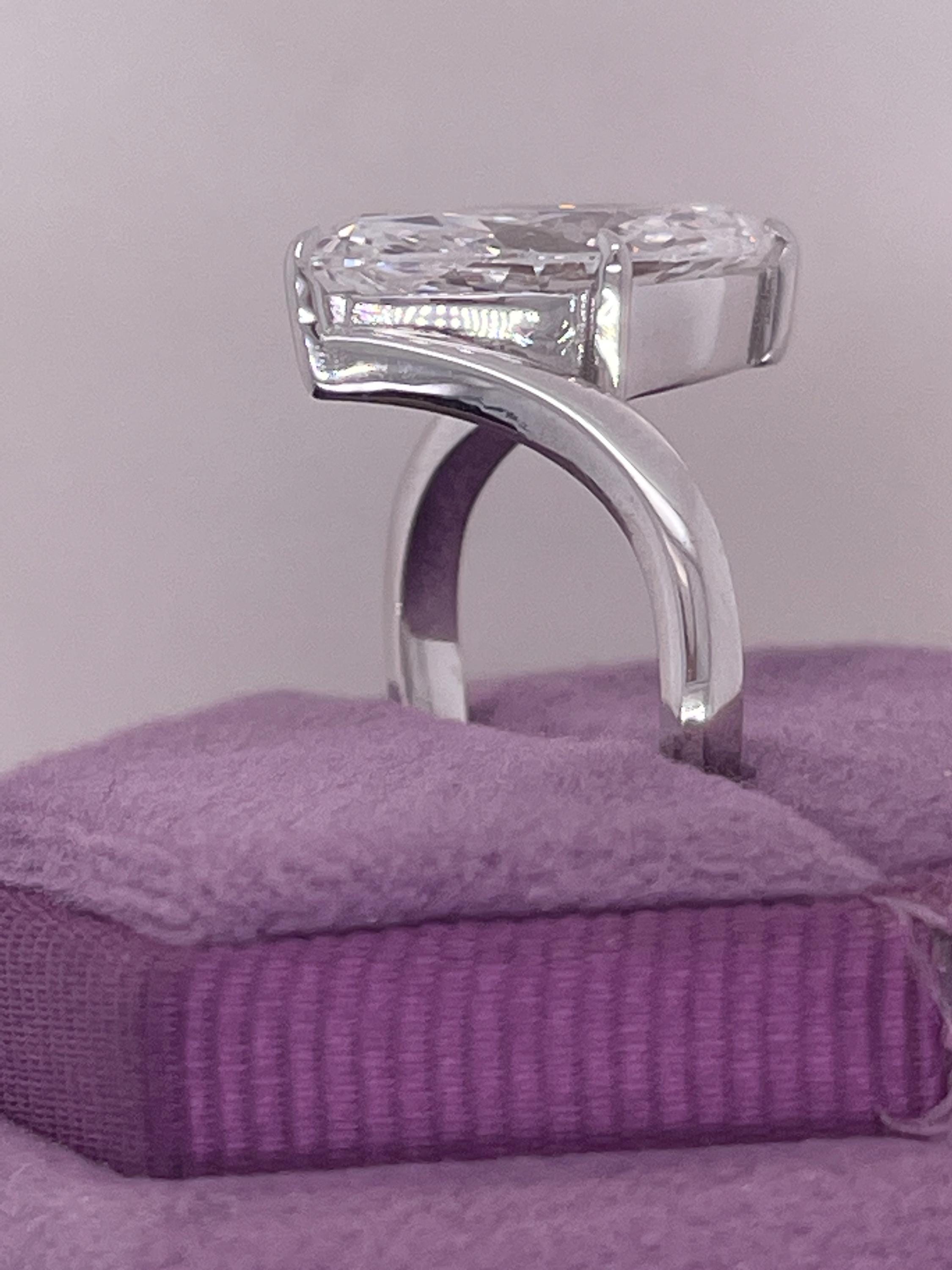 ELEGANT TWIST 5 Carat IGI Certified E Color VS1 Clarity Marquise ...