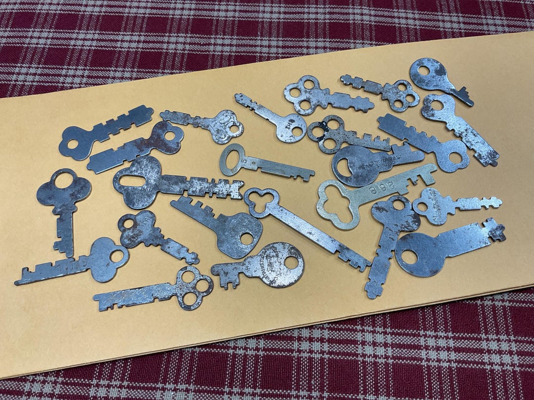 24 Vintage Flat Keys With Aged Patina - Etsy