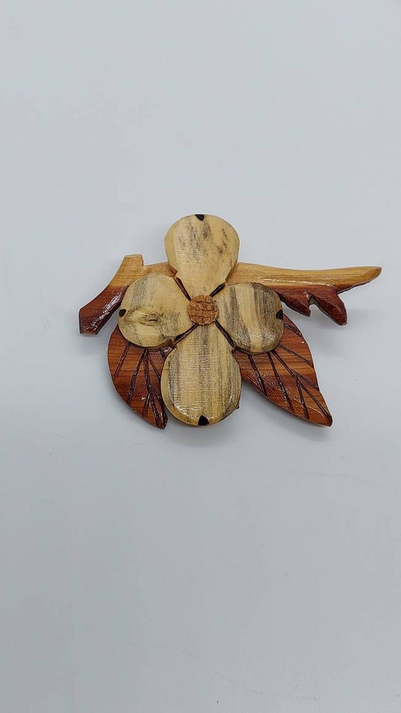 carved wood flower necklace - Gem