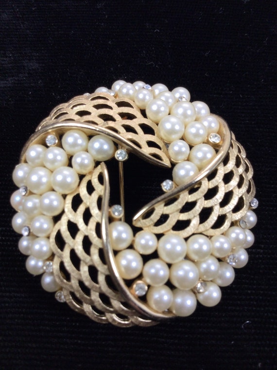 TRIFARI SCALES and PEARLS Brooch - Gem