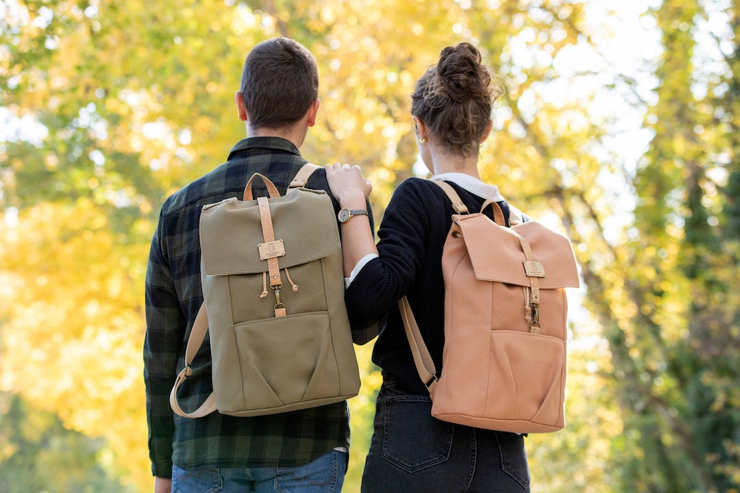 Stylischer Canvas-Laptop-Rucksack für urbane Männer, Upcycled-Stoff ...
