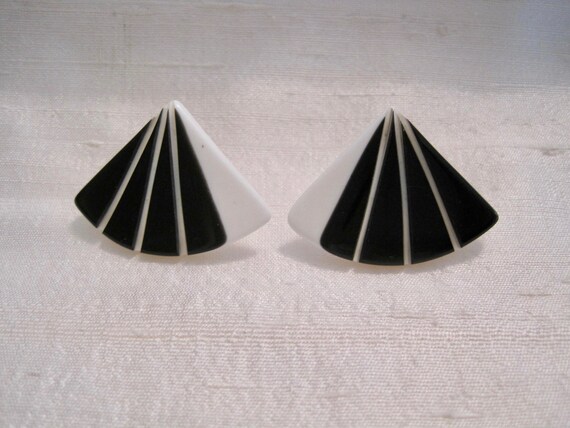 Retro Fan Shape White & Carved Lines Black Lucite Pie… - Gem