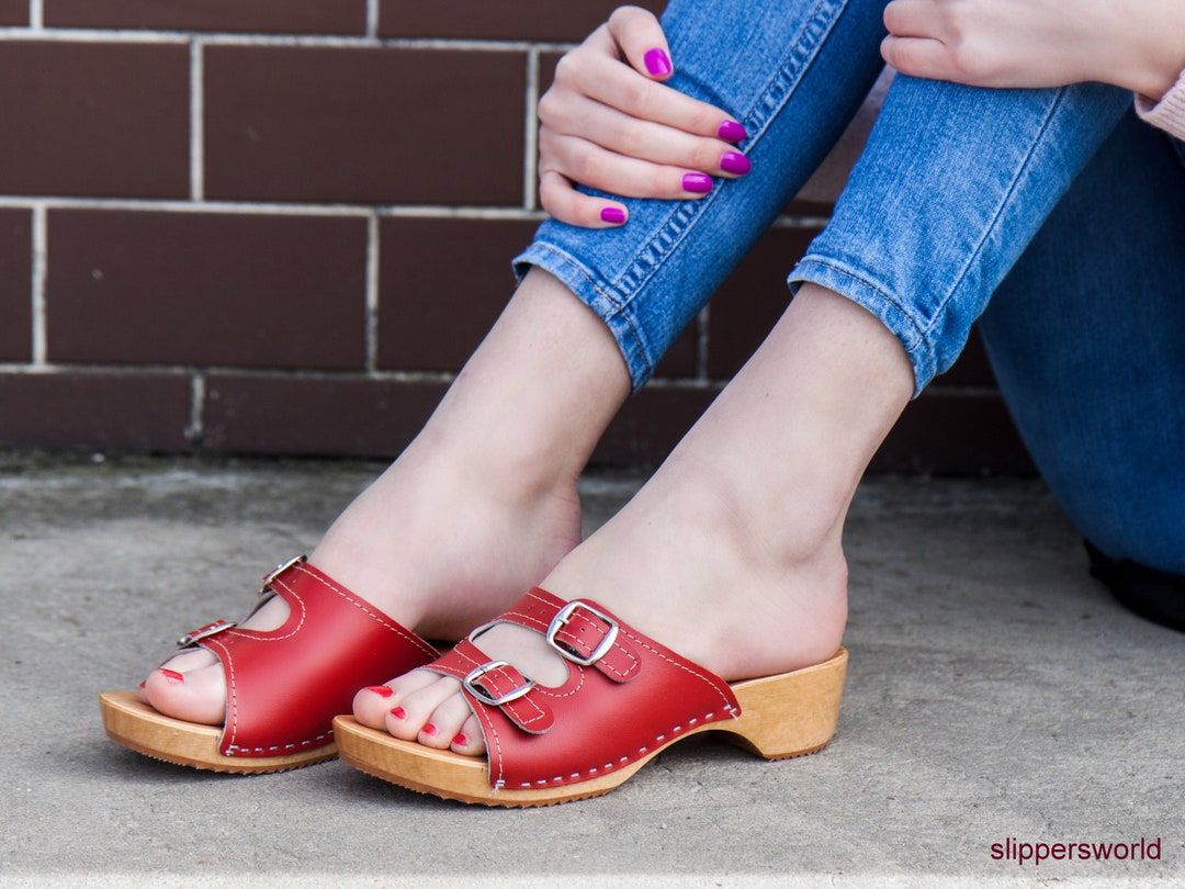 Schwedische rote Leder Clogs Slip On, Open Toe Holz Mokassins Frauen ...