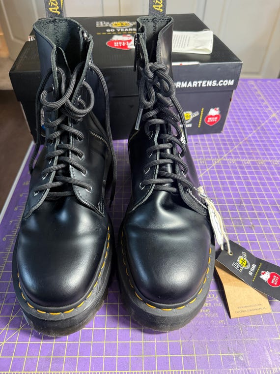 Hello kitty doc martens - Gem
