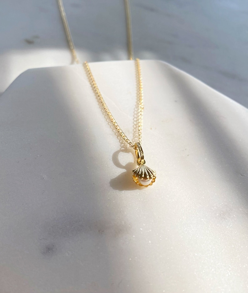 14K Gold Seashell Pearl Pendant Necklace, Dainty Clam Shell - Etsy