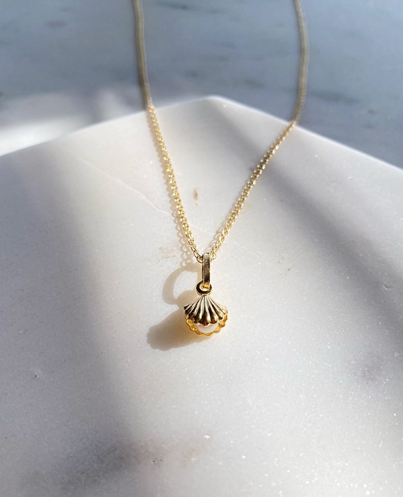 14K Gold Seashell Pearl Pendant Necklace, Dainty Clam Shell - Etsy