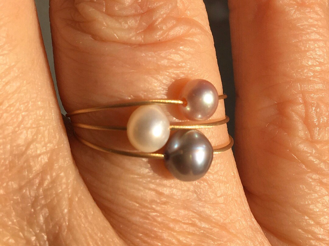 Jewelry Set. 3 Pearl Rings, White, Gray and Rose on a Wire of Gold ...