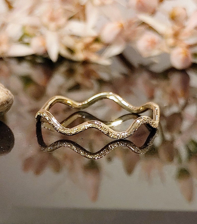 Wavy Ring, 14k/10k Solid Gold Wedding Ring, Gold Stardust Curvy Ring ...