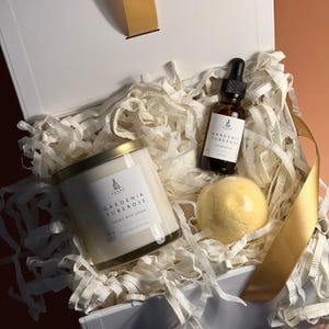Luxury Spa Day Gift Set With Candle, Fragrance Oil, and Bath Bomb ...