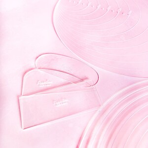 Perfect Tiered Cake Kit, Acrylic Cake Scrapers, Dowel Board, Cake ...