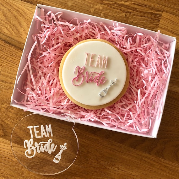 Equipo de novia con gofradora de galletas de botella de - Etsy España