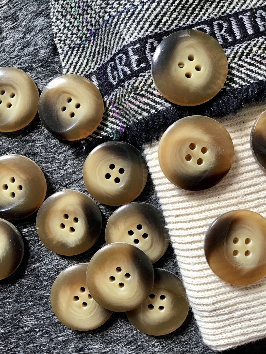 DESIGNER ITALIEN VINTAGE Toffee Brown Buttons 4 Hole Bouton de couture ...