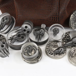 Lord Death Mask Gauges Pairs 3-35mm Sizes / Soul Eater Gauge Plugs Dark ...