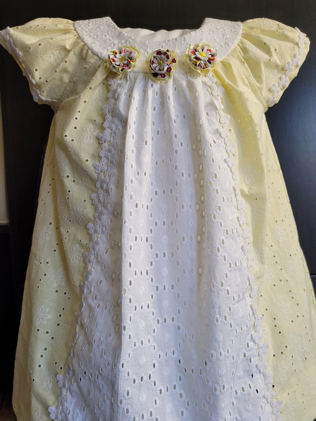Pale Yellow Print and White Eyelets - Etsy Österreich