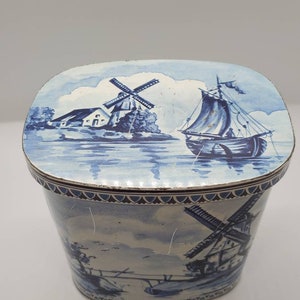 Dutch Oval Candy Tin With Delft Blue and White Detail - Etsy