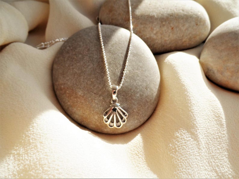 Ketting met camino-schelp symbolisch voor mensen die van reizen houden ...