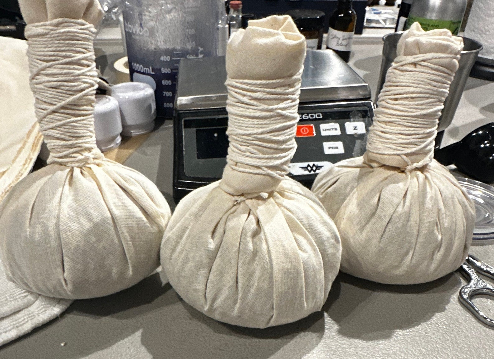 SPA MASSAGE KIT: 10 Pack Thai Herbal Poultice Massage Ball Plus ...