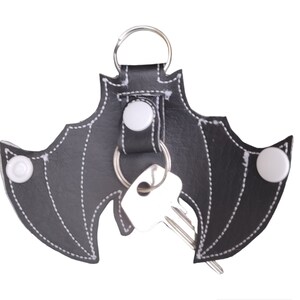 Bat Keychain, Glow in the Dark Goth Key Holder, Halloween Keyring ...