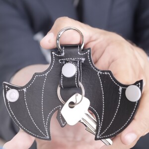 Bat Keychain, Glow in the Dark Goth Key Holder, Halloween Keyring ...