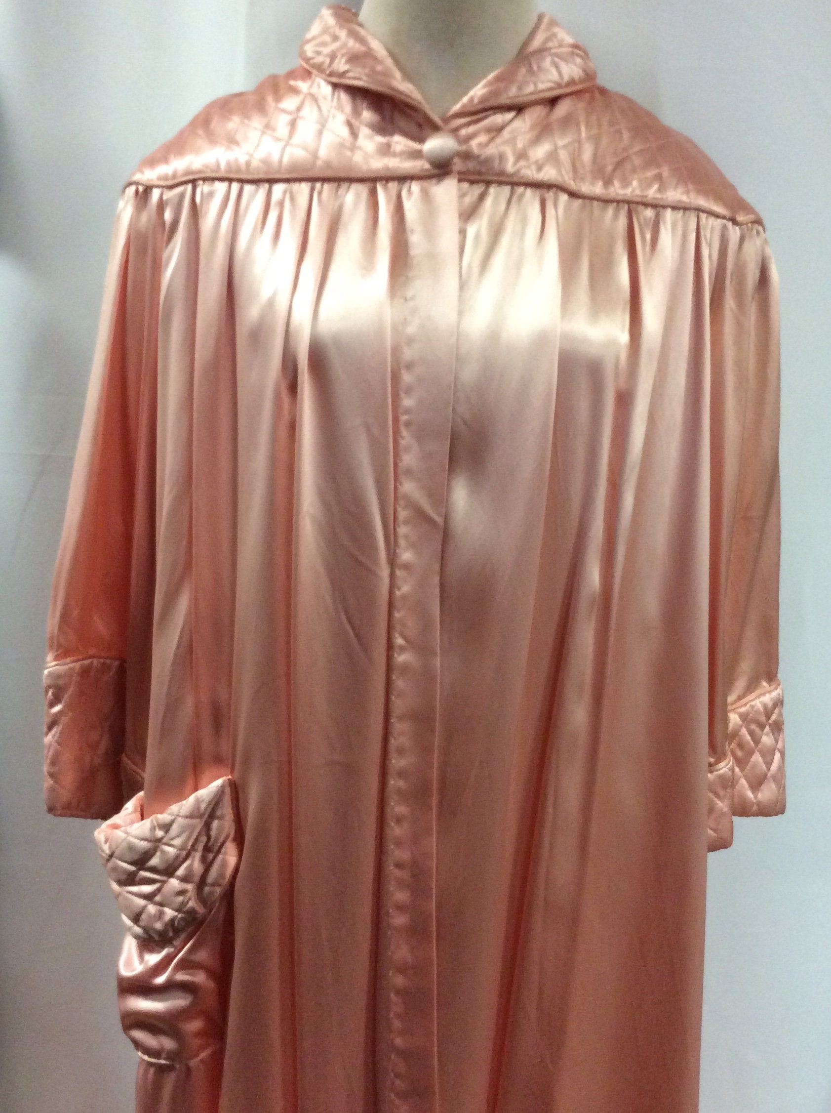 1940-50 Vintage Bathrobe / Chic Pink Satin Bathrobe Zaza Gabor Style ...